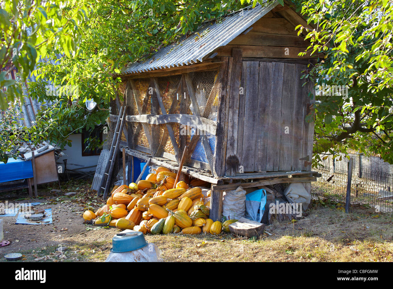 Wooden corn shed hi-res stock photography and images - Alamy