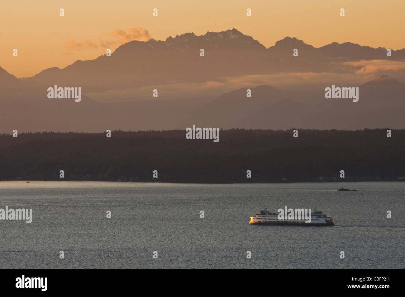 A Washington State ferry boat makes its way through the Puget Sound ...