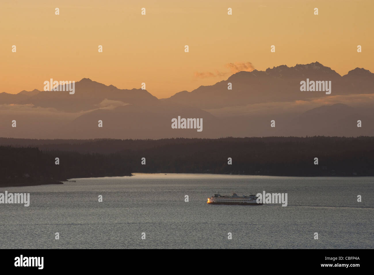 A Washington State ferry boat makes its way through the Puget Sound ...