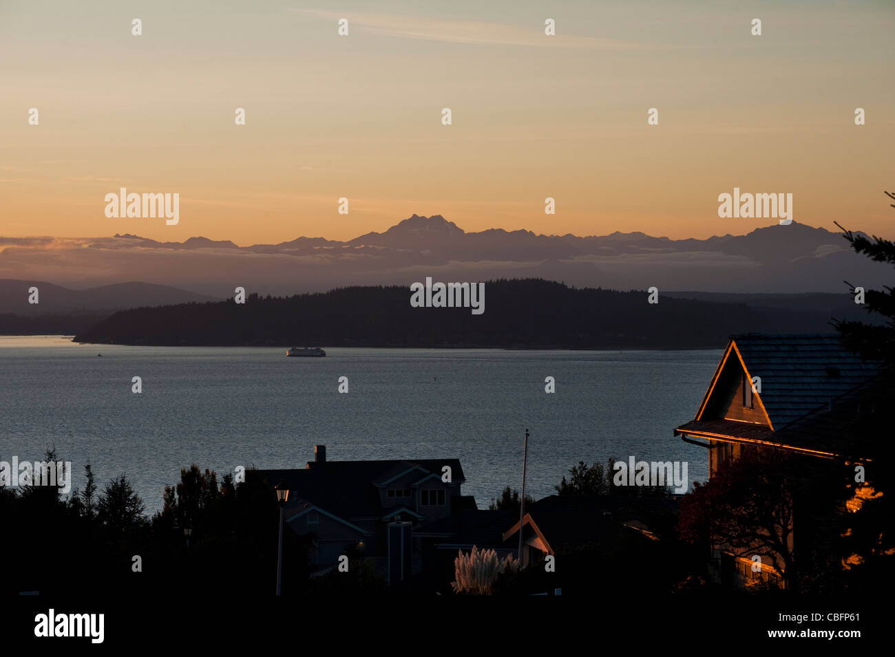 A Washington State ferry boat makes its way through the Puget Sound ...