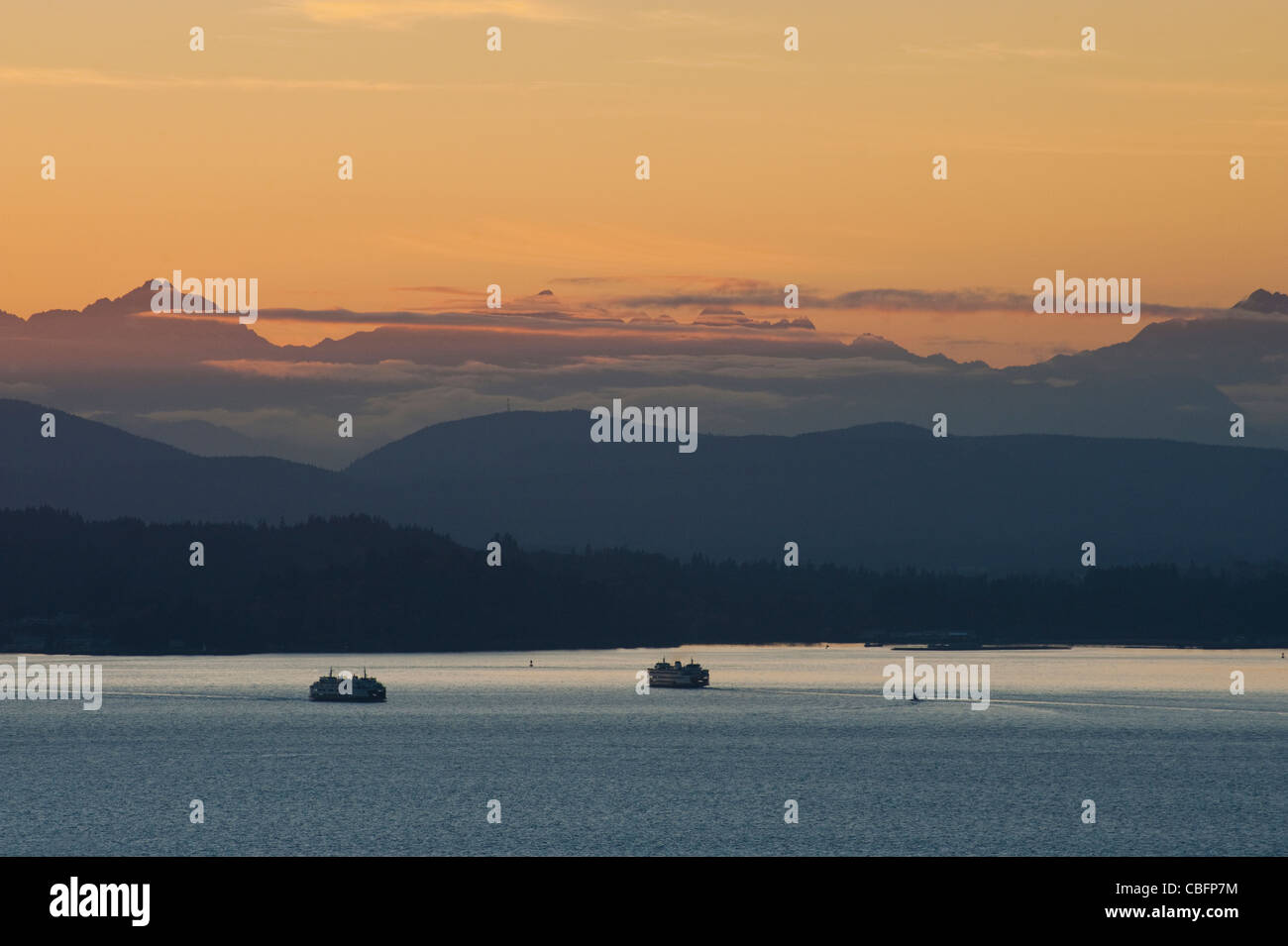 A Washington State ferry boat makes its way through the Puget Sound ...