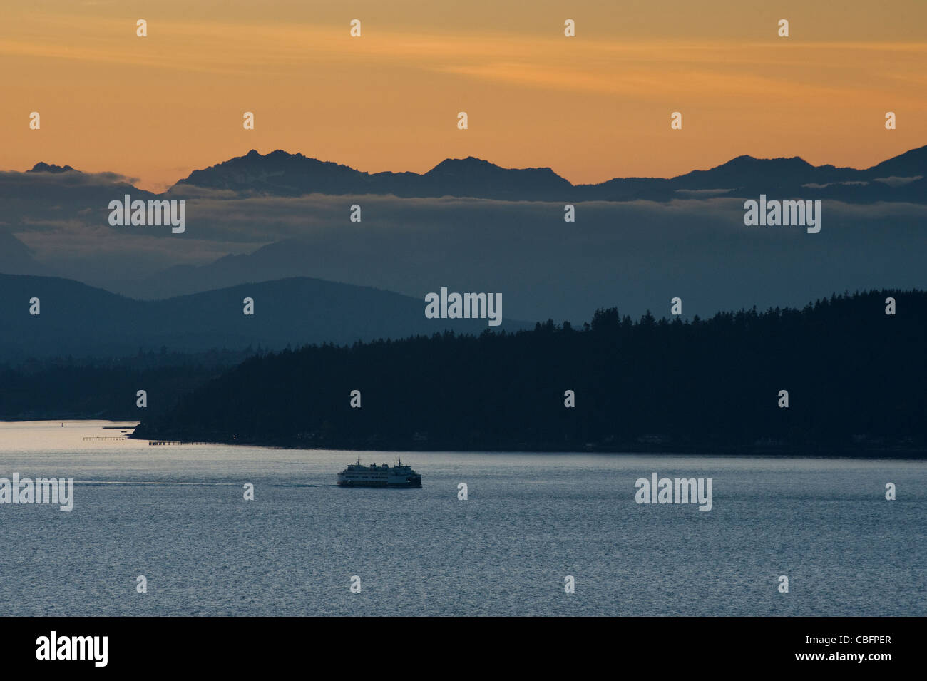 A Washington State ferry boat makes its way through the Puget Sound ...