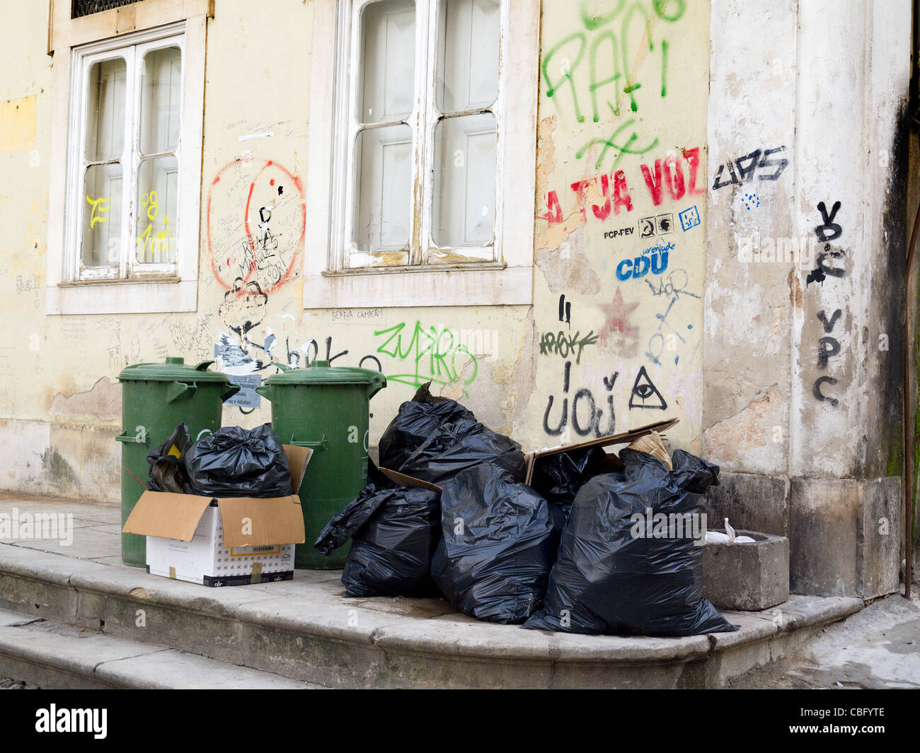 Overflow garbage hi-res stock photography and images - Alamy