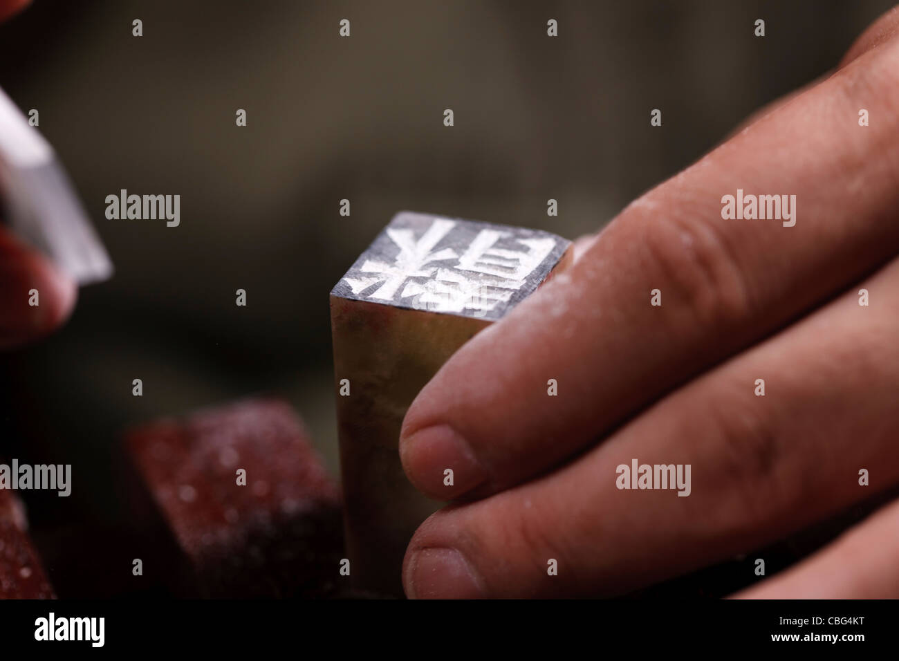 Craftsman carving Chinese character into a Chinese chop Stock Photo - Alamy