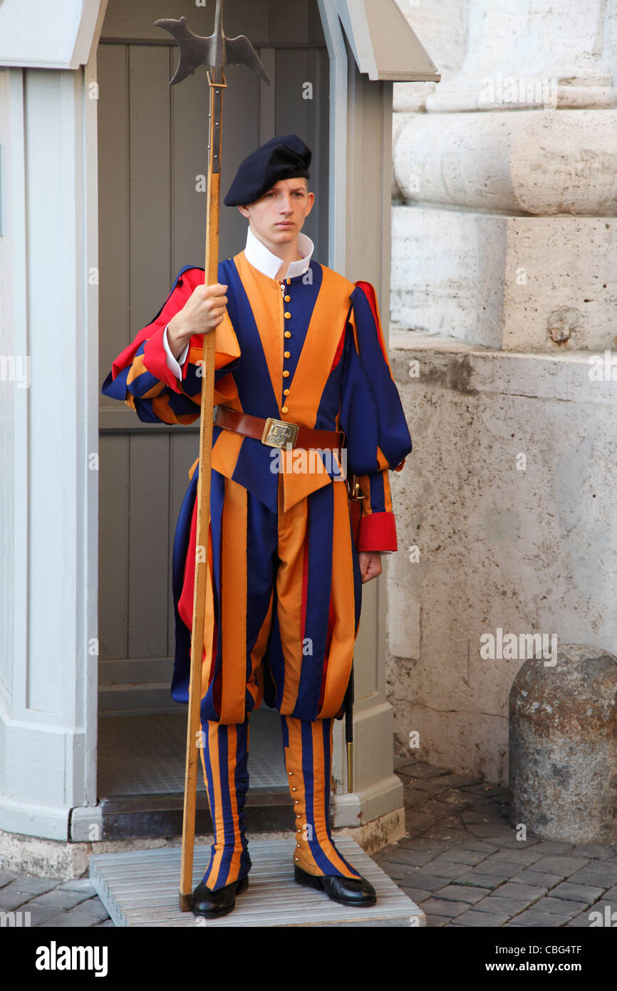 Italy vatican swiss guard hi-res stock photography and images - Alamy