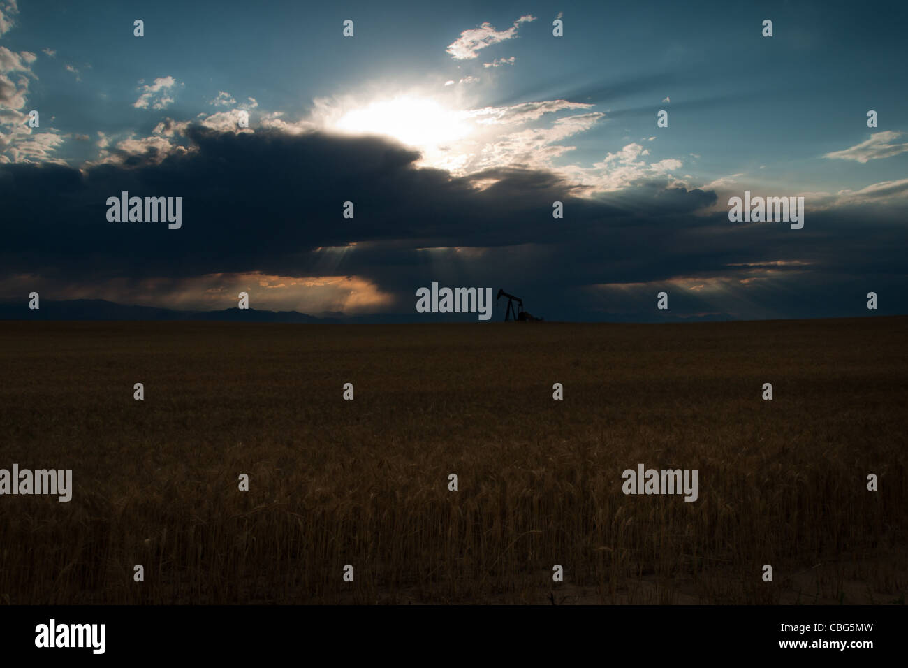 A pumpjack silhoutte with dramatic sunset Stock Photo - Alamy