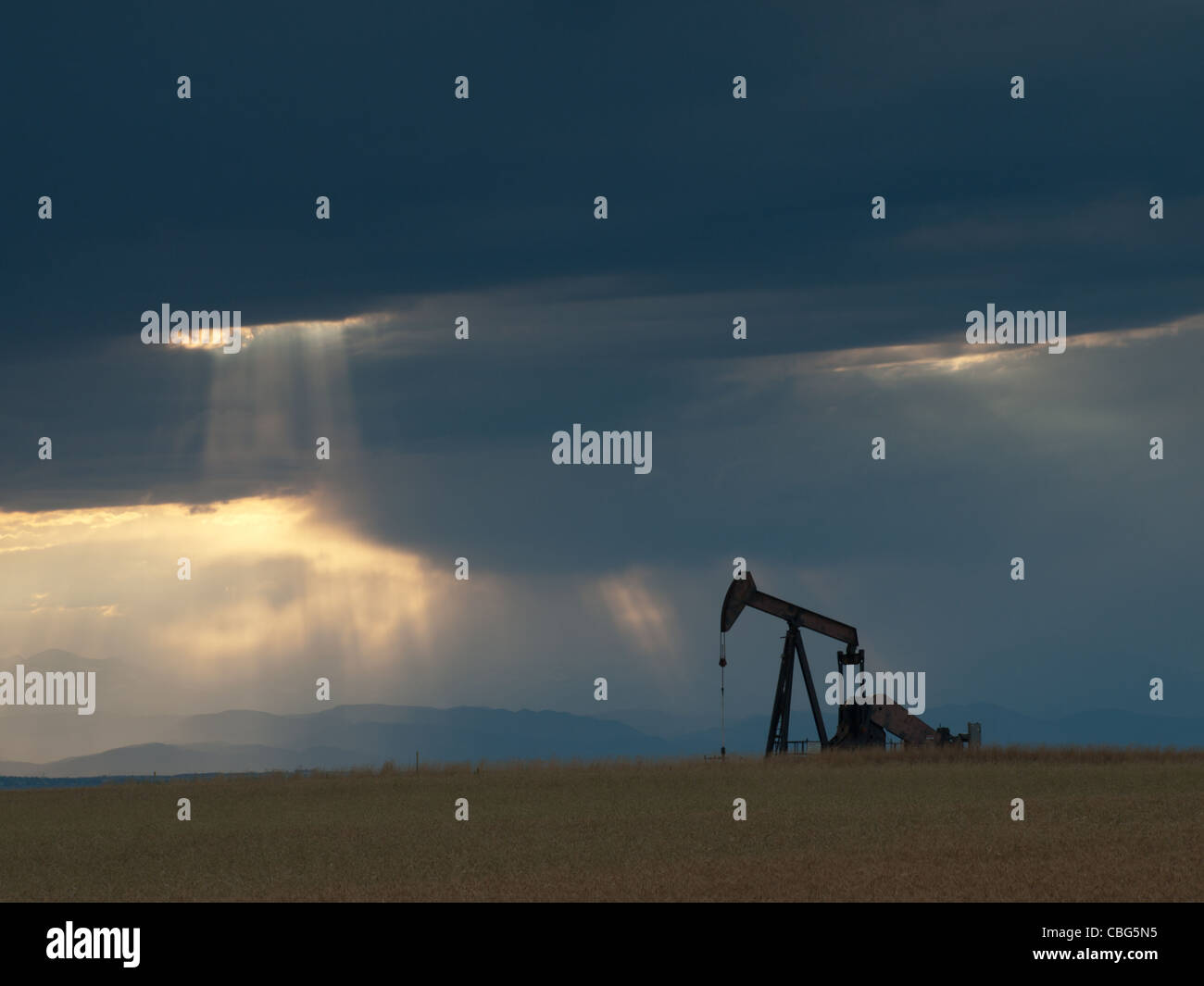 A pumpjack silhoutte with dramatic sunset Stock Photo - Alamy