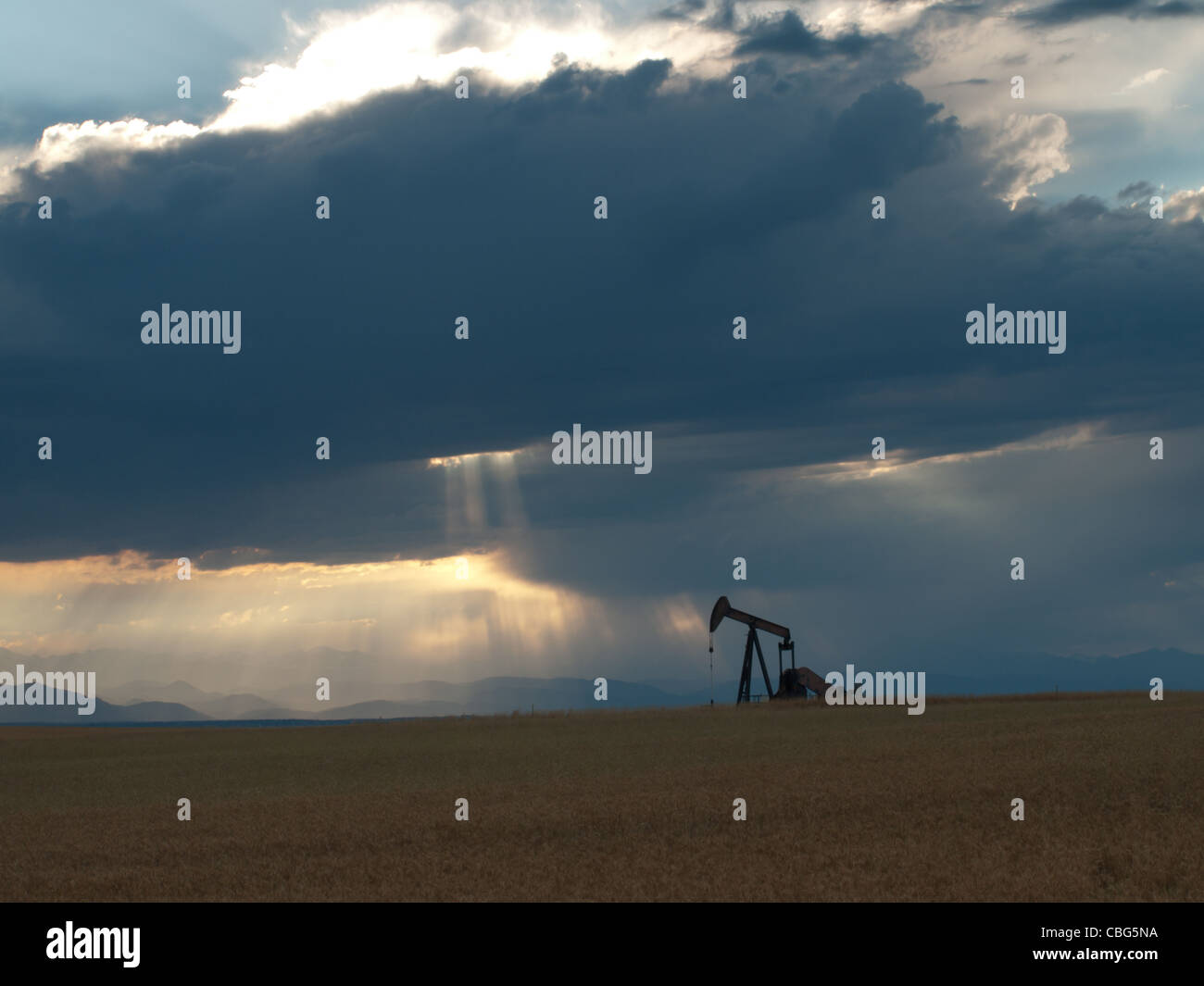 A pumpjack silhoutte with dramatic sunset Stock Photo - Alamy