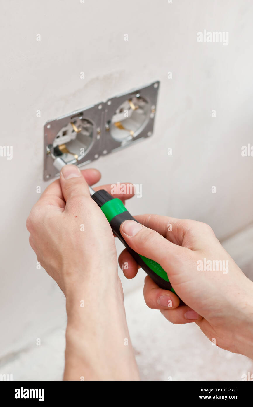 The hands of an electrician Stock Photo - Alamy