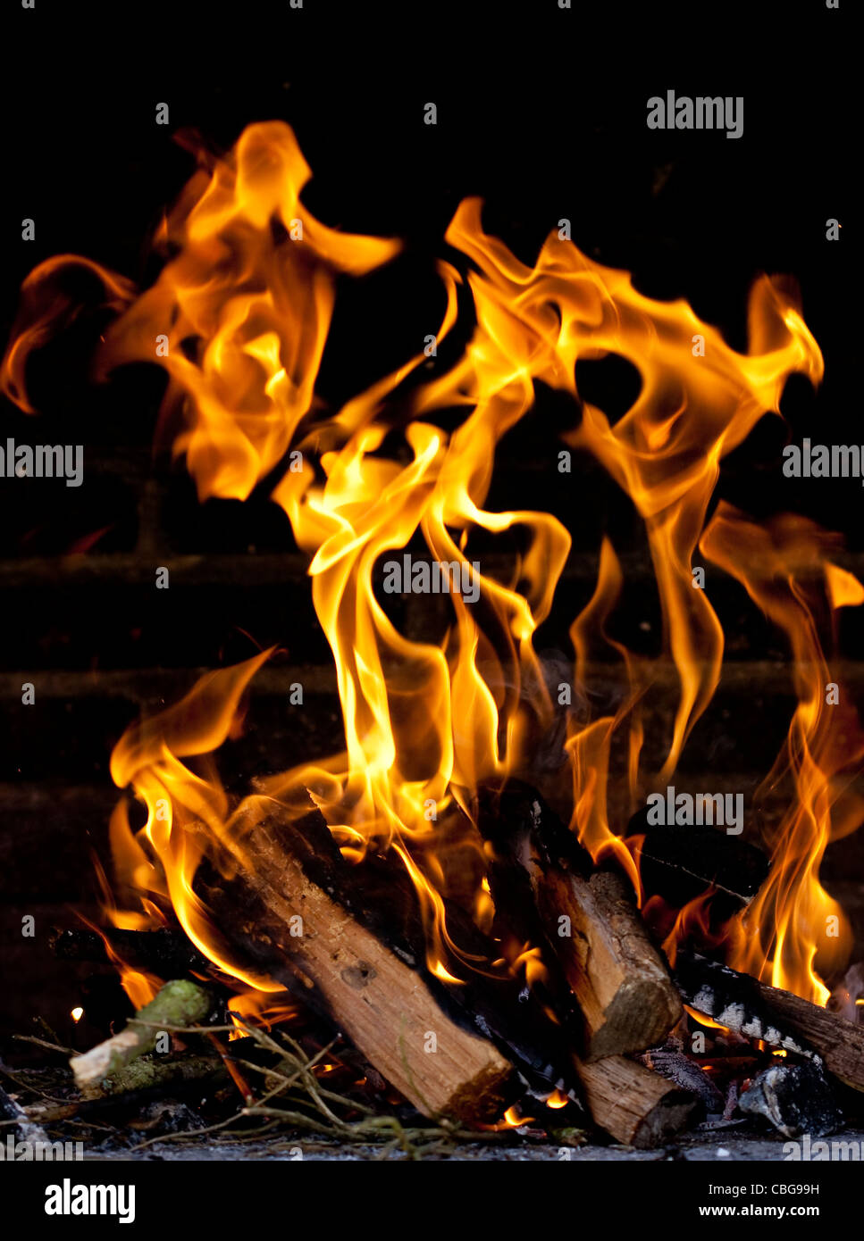 Images of flames burning from a log wood Stock Photo - Alamy