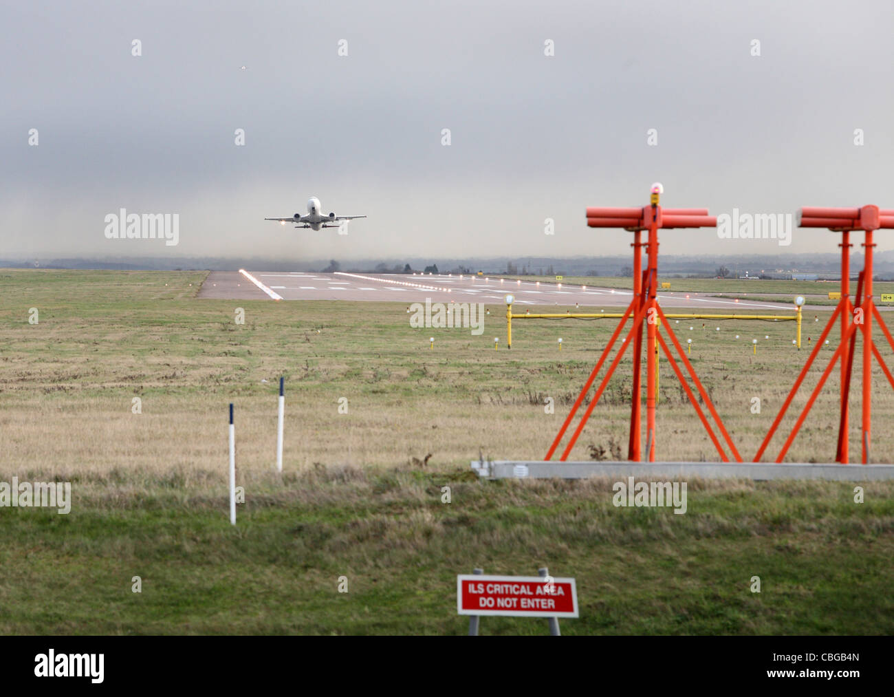 Twin engined commercial aircraft hi-res stock photography and images ...