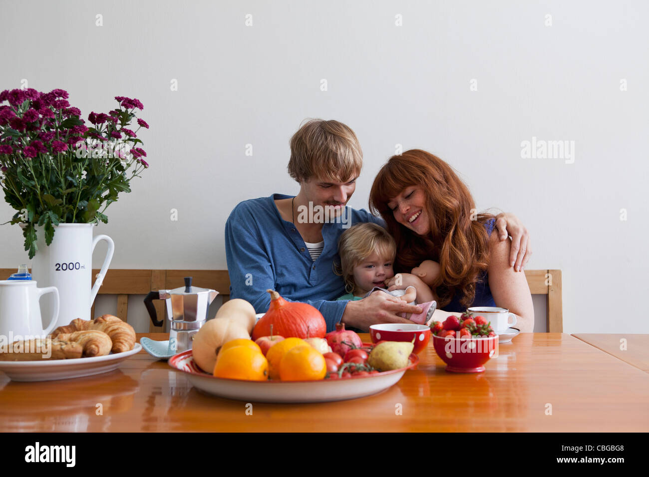 Women sitting around kitchen table hi-res stock photography and images ...