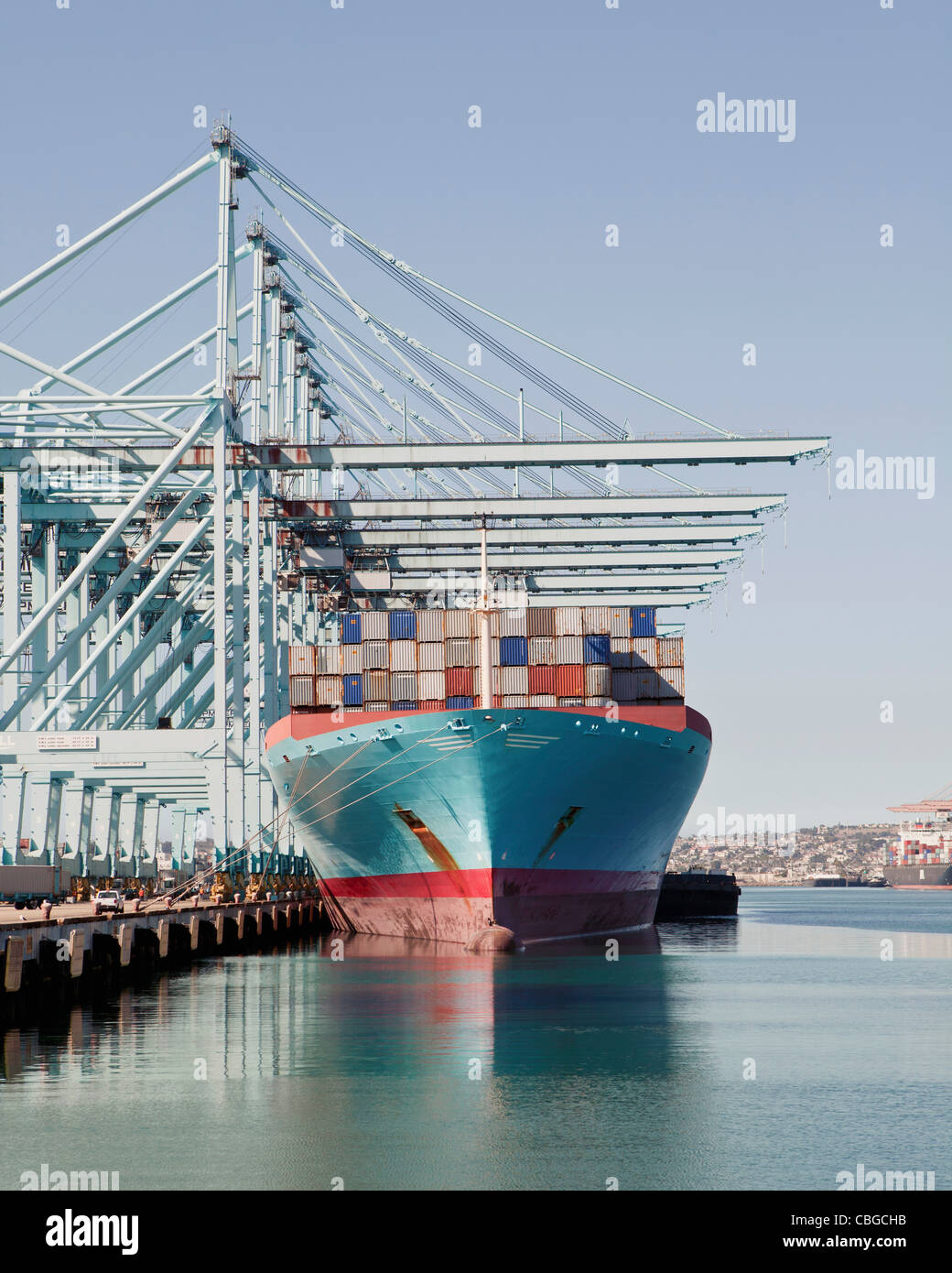 Container ship preparing for unloading at the docks Stock Photo - Alamy