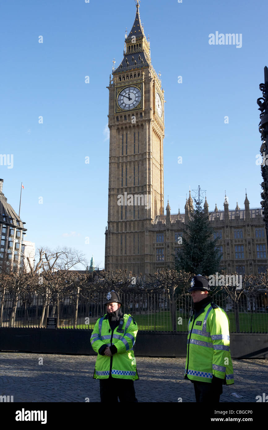 metropolitan police officers guard the houses of parliament london ...