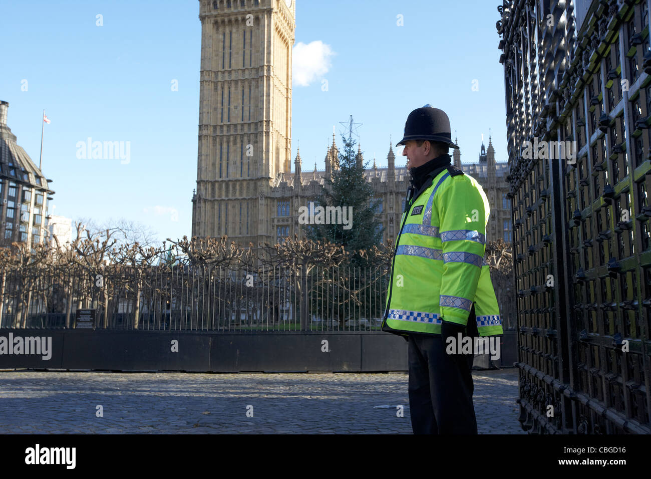 Police officers guarding the palace of westminster hi-res stock ...