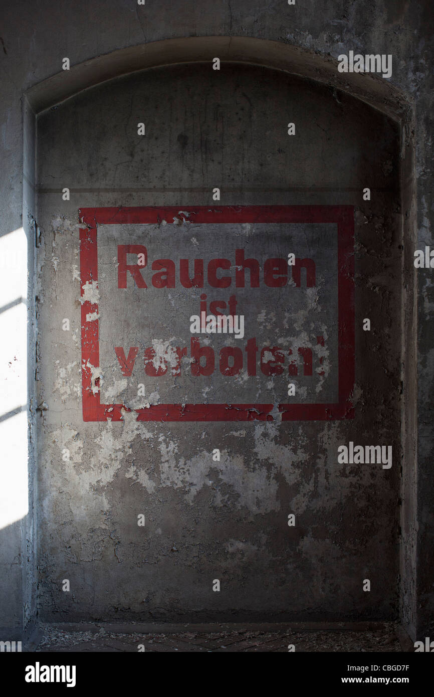 'Smoking is forbidden' sign on abandoned concrete wall Stock Photo - Alamy