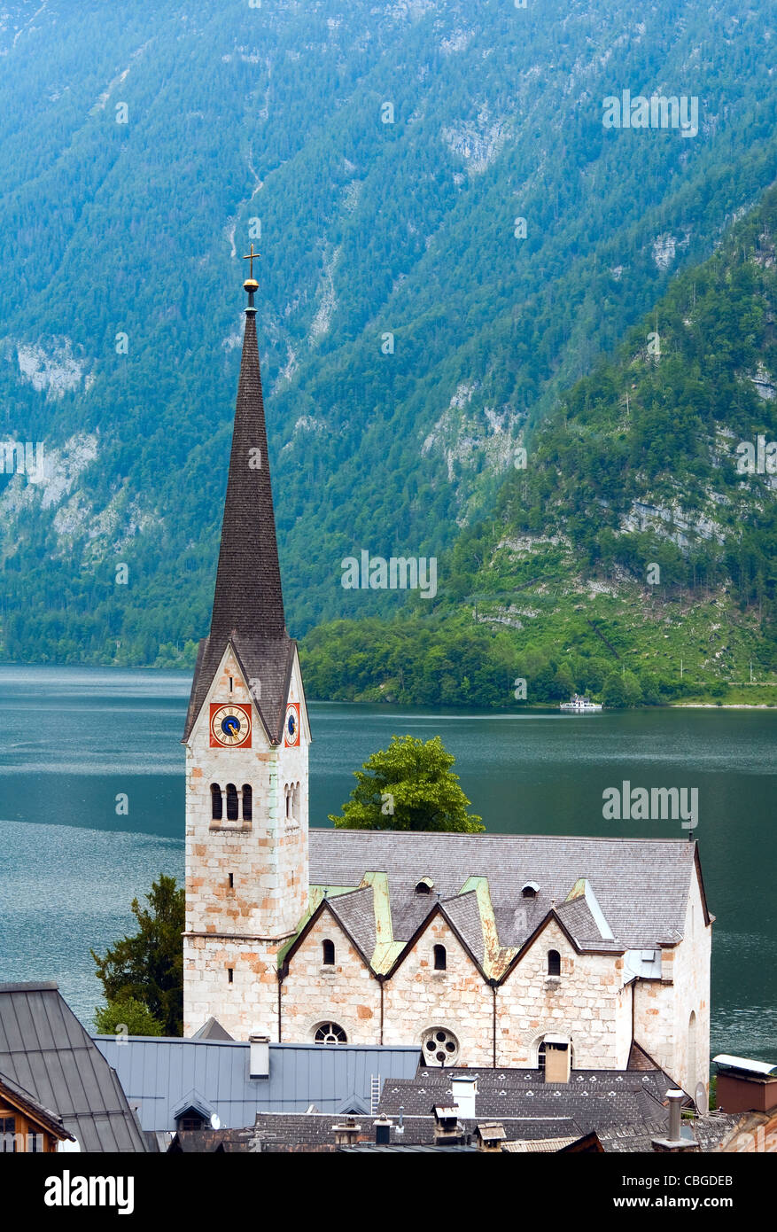 Beautiful summer Alpine Hallstatt Town and lake Hallstatter See view ...