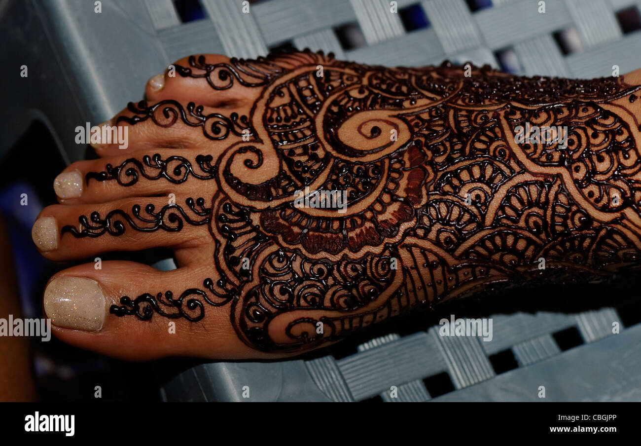 Henna painted foot and toes of an Indian bride Stock Photo - Alamy