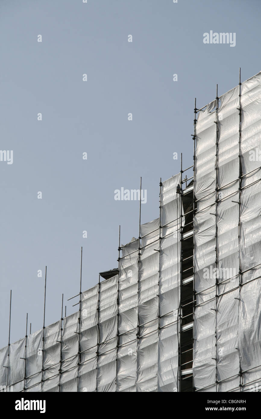 Mesh covering building scaffolding hi-res stock photography and images ...