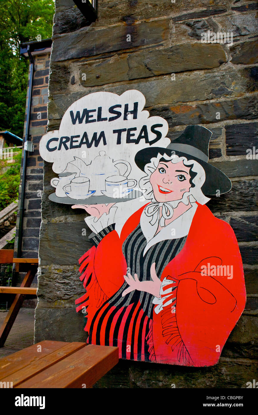 Welsh sign village hi-res stock photography and images - Alamy