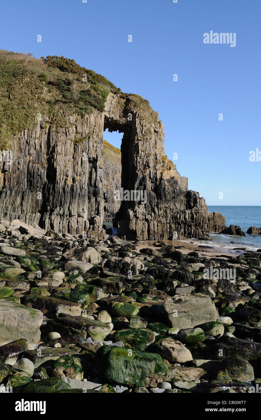 Church Doors limestone arch rock formation Skrinkle Haven beach ...
