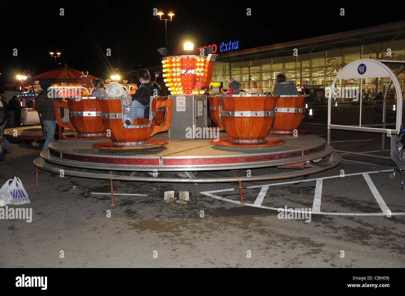 Outside tesco hi-res stock photography and images - Alamy