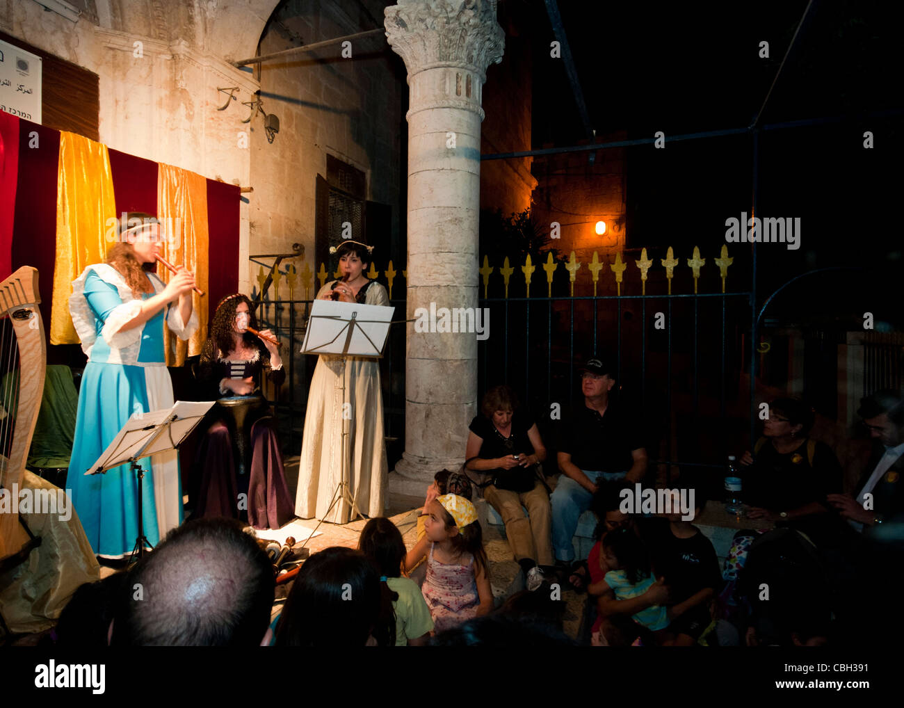 Perform medieval music hi-res stock photography and images - Alamy