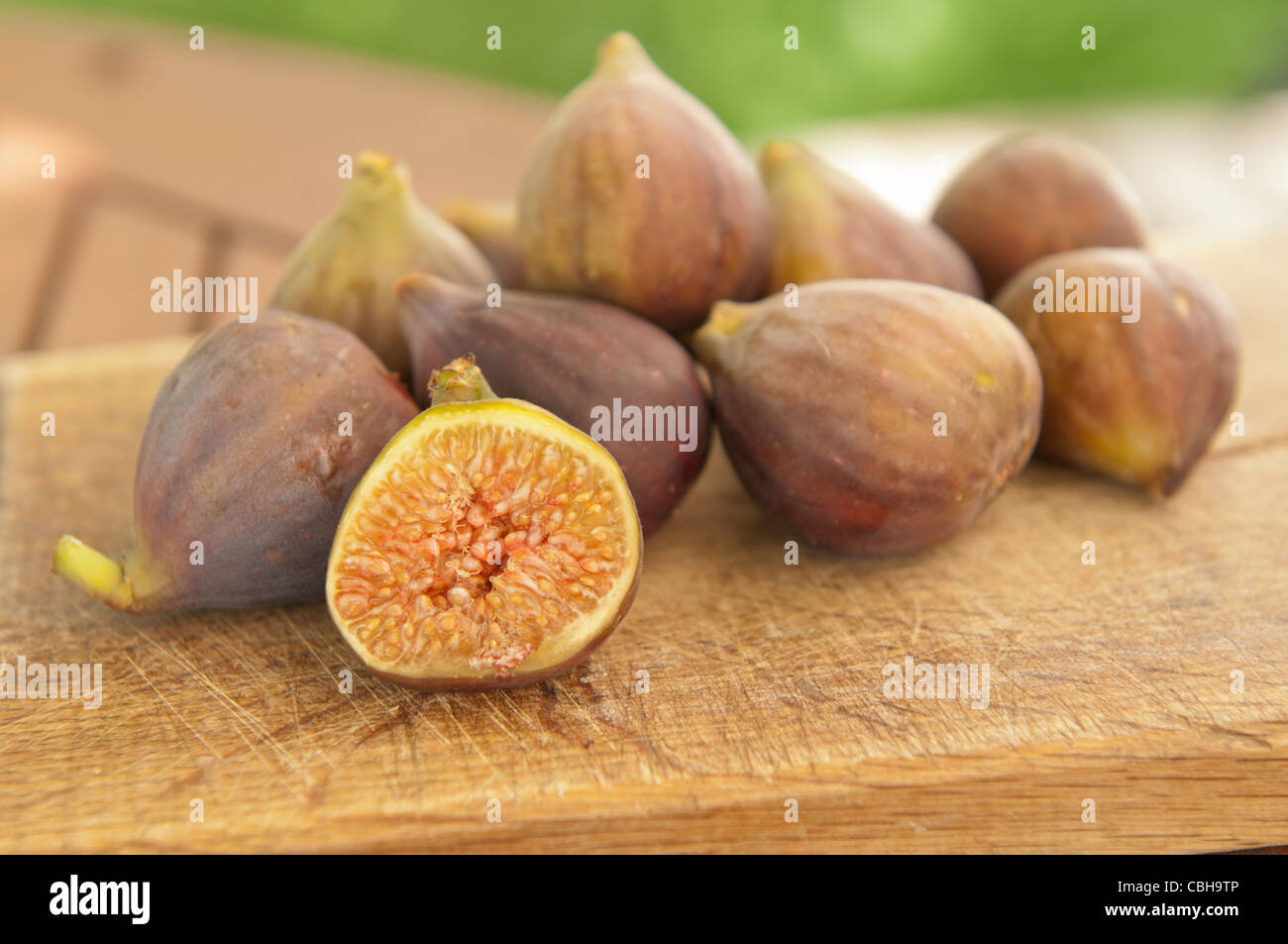 Fresh ripe fig fruits at autumn Stock Photo - Alamy
