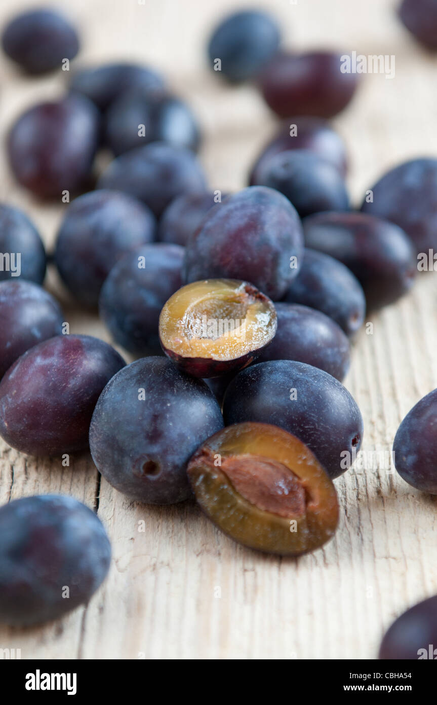 Group of fresh raw purple plums Stock Photo - Alamy
