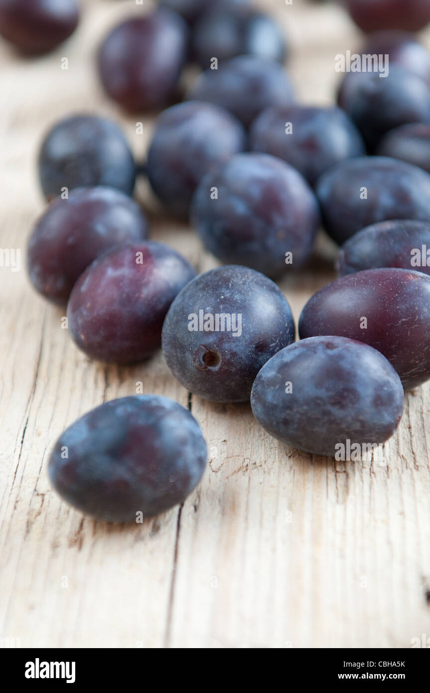 Group of fresh raw purple plums Stock Photo - Alamy