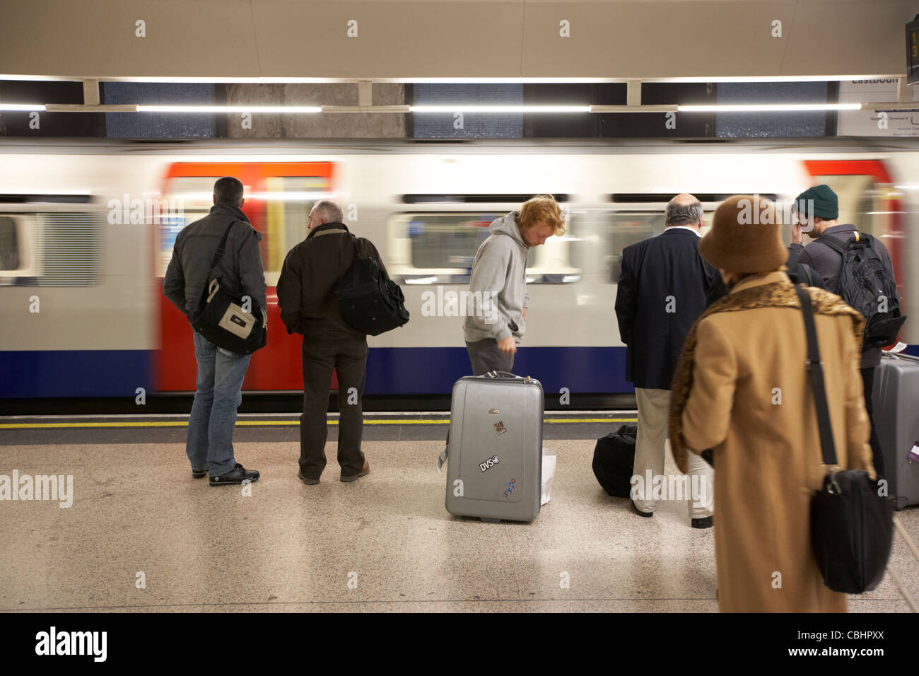 Trains standing at platforms hi-res stock photography and images - Alamy