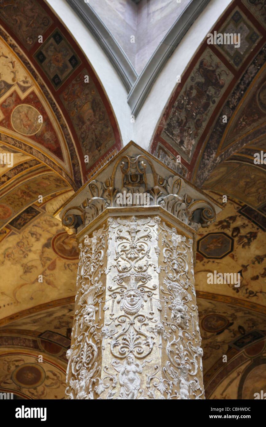 Decorated column in the entrance hall of Palazzo Vecchio, Florence ...