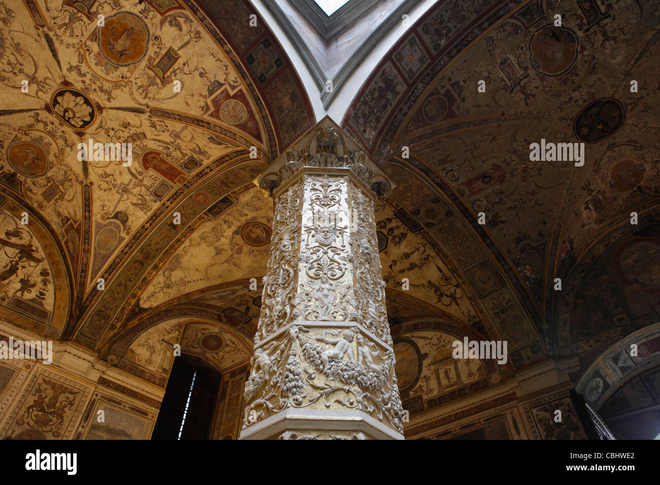 Decorated column in the entrance hall of Palazzo Vecchio, Florence ...