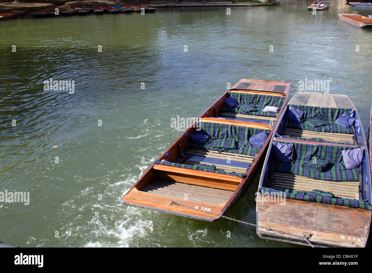 Punts along the river cam cambridge hi-res stock photography and images ...