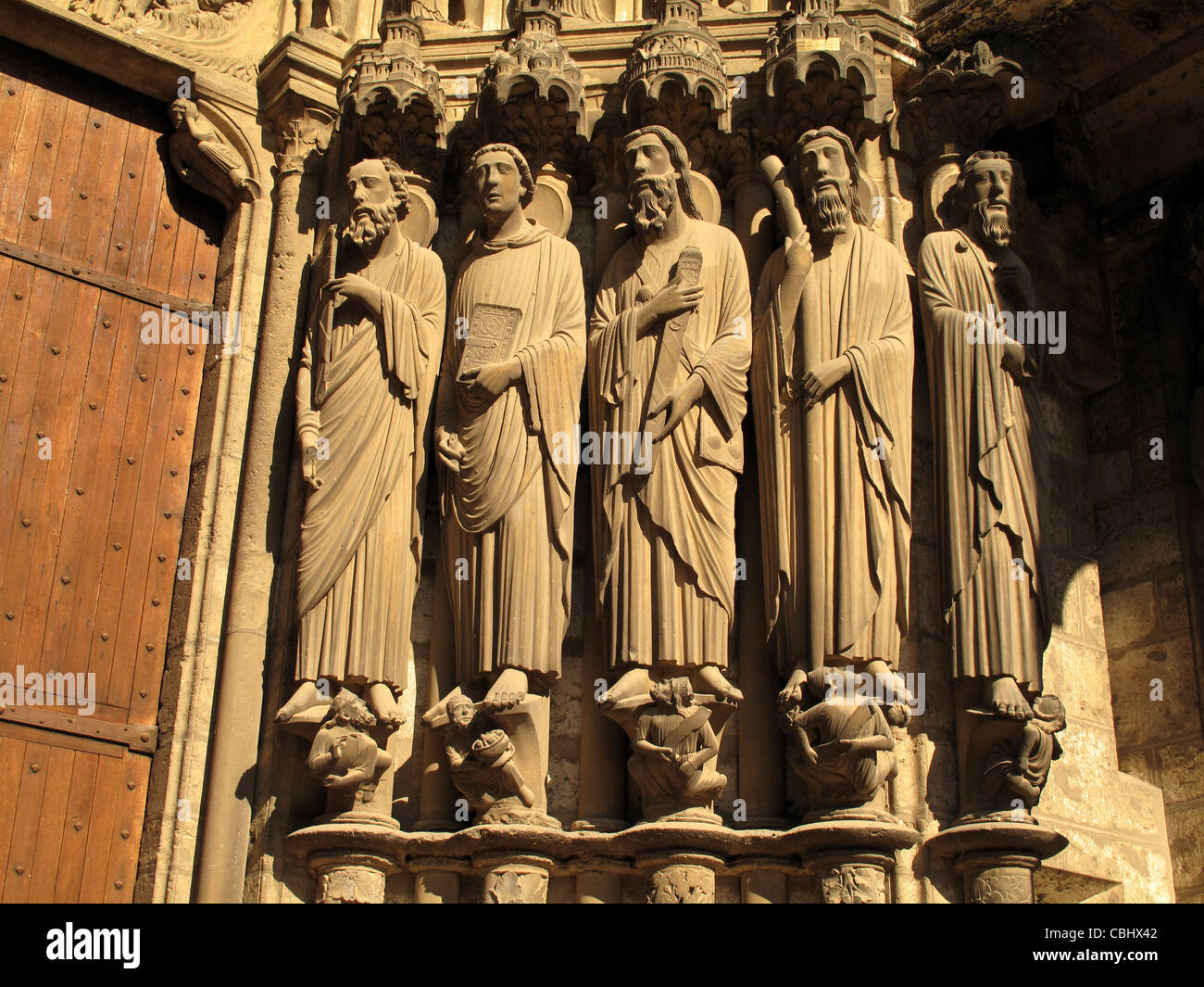 Statue chartres cathedral hi-res stock photography and images - Alamy