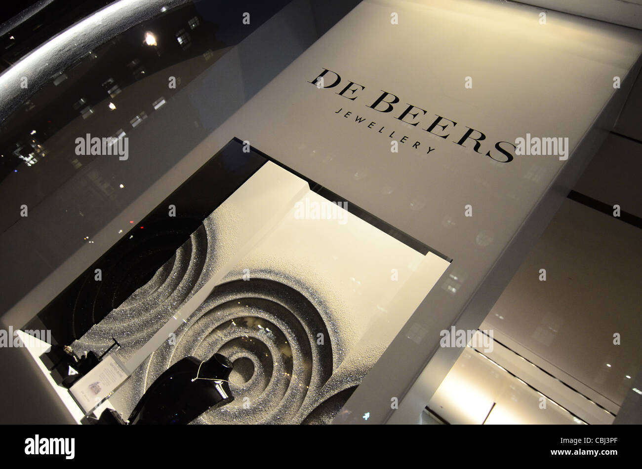 De Beers Jewellery store in London Stock Photo - Alamy