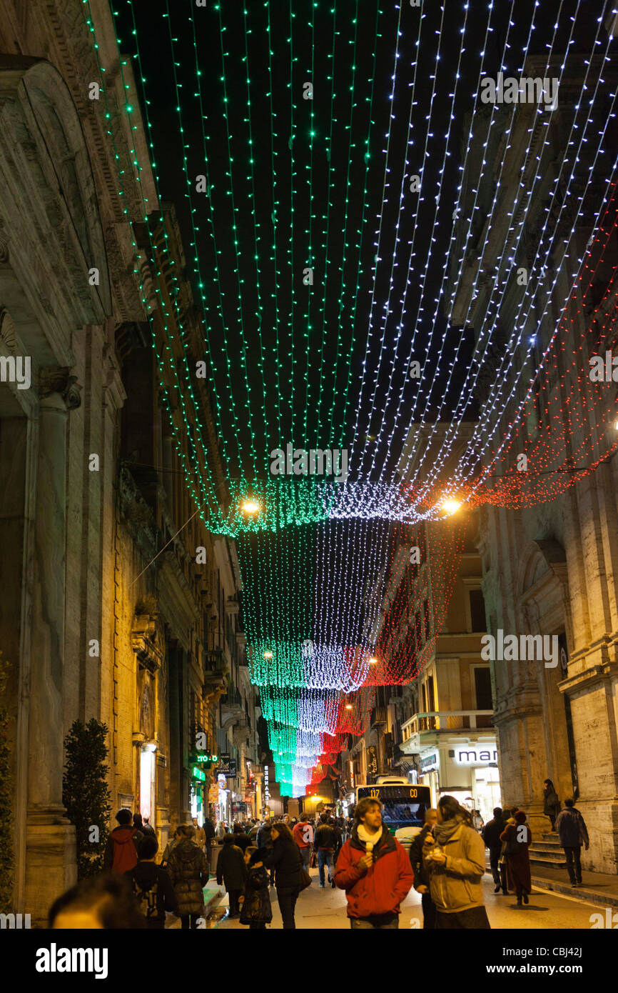 Shoppers in rome hi-res stock photography and images - Alamy