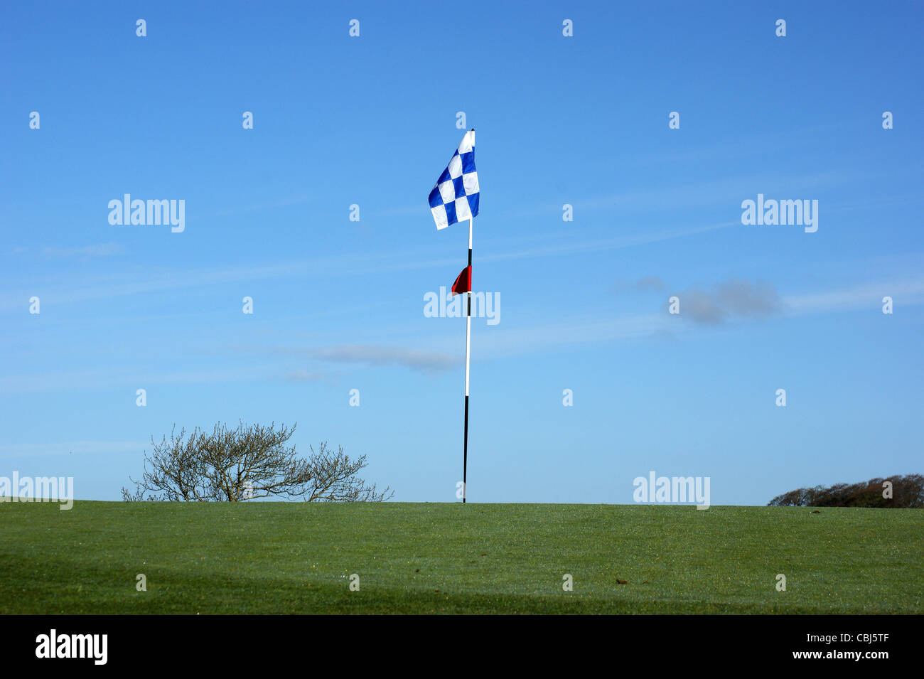 Golf flag and blue sky Stock Photo - Alamy