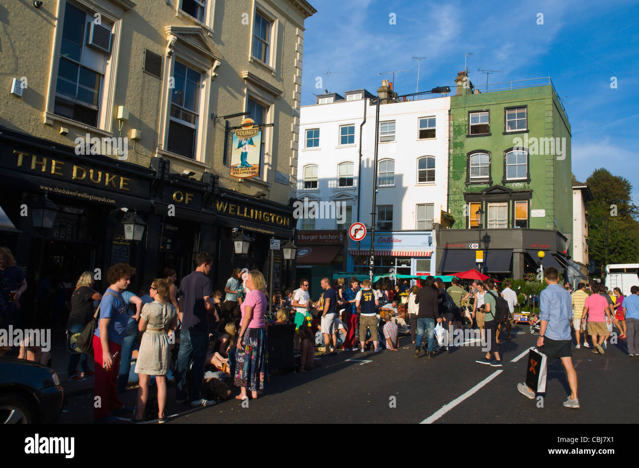 Corner of Elgin Crescent and Portobello Road streets on busy Saturday ...