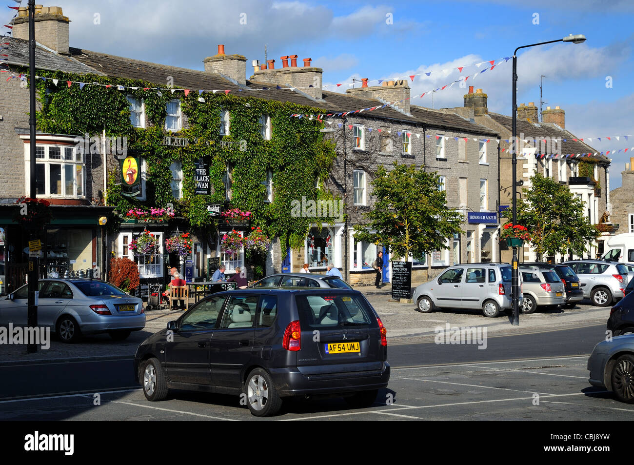 Leyburn market square with Black Swan pub Stock Photo - Alamy