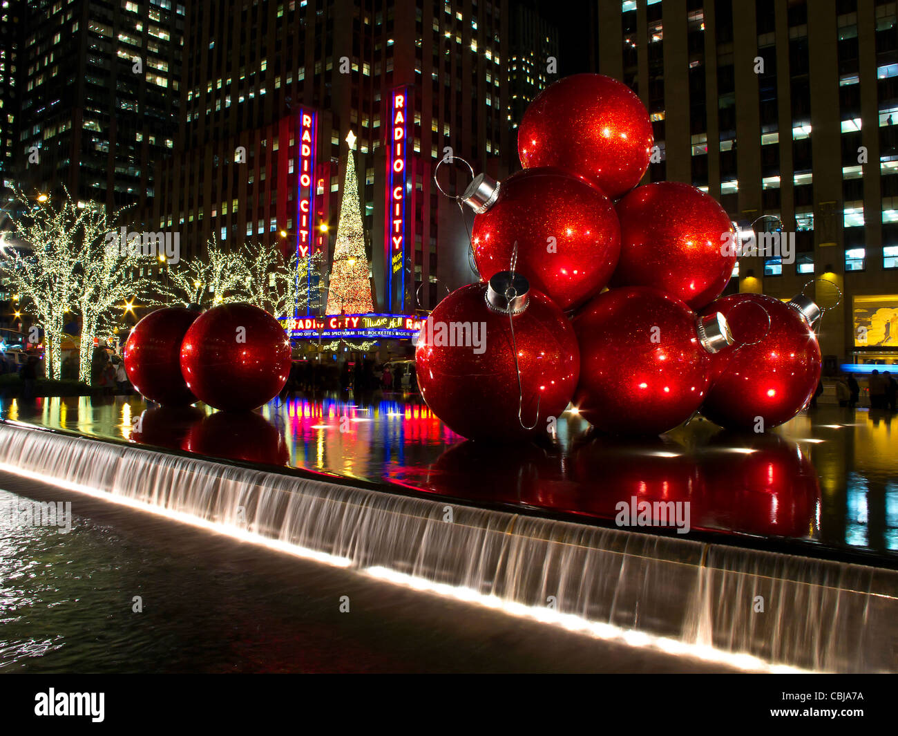 Night scene of Radio City Music Hall at Christmas time, Downtown ...
