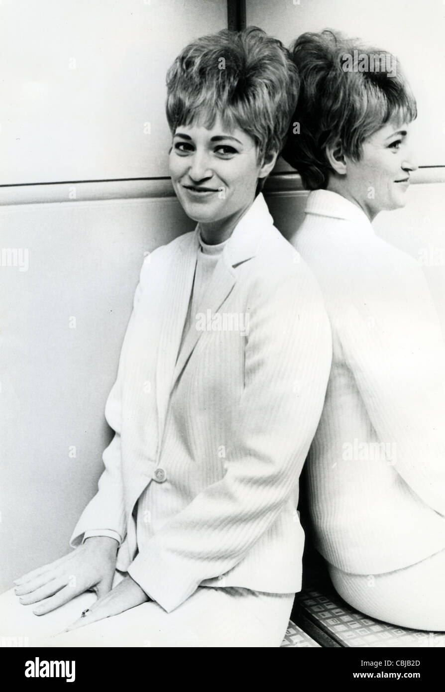 Singer sandy hi-res stock photography and images - Alamy