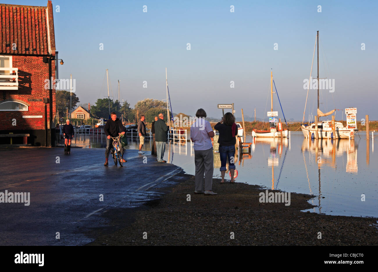 Group onlookers hi-res stock photography and images - Alamy