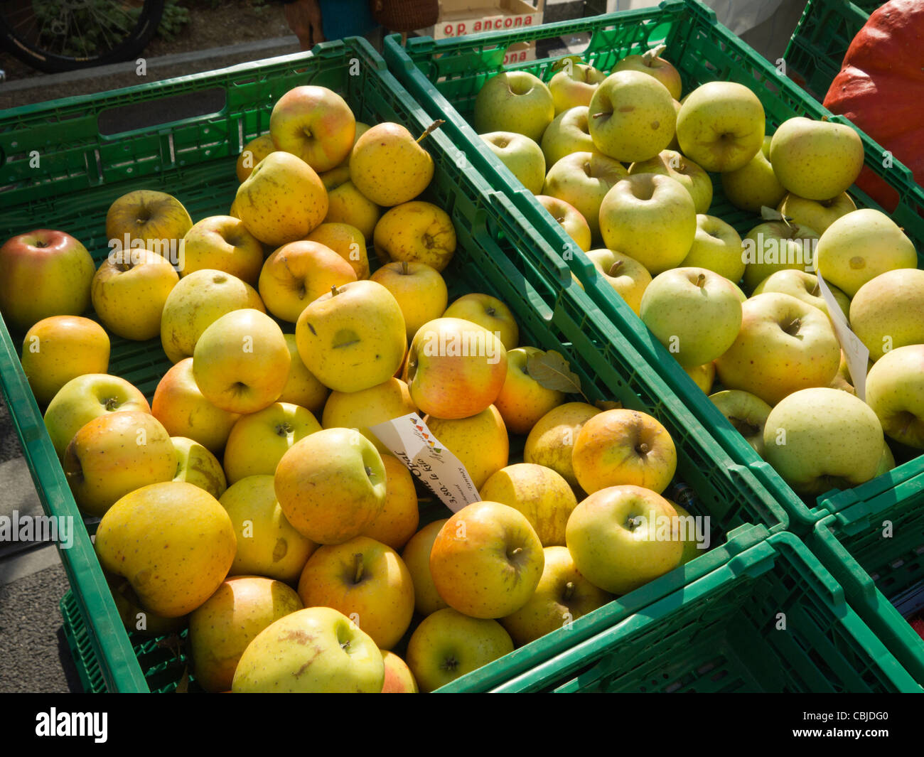 Apples in the market, Geneva, Switzerland Stock Photo - Alamy