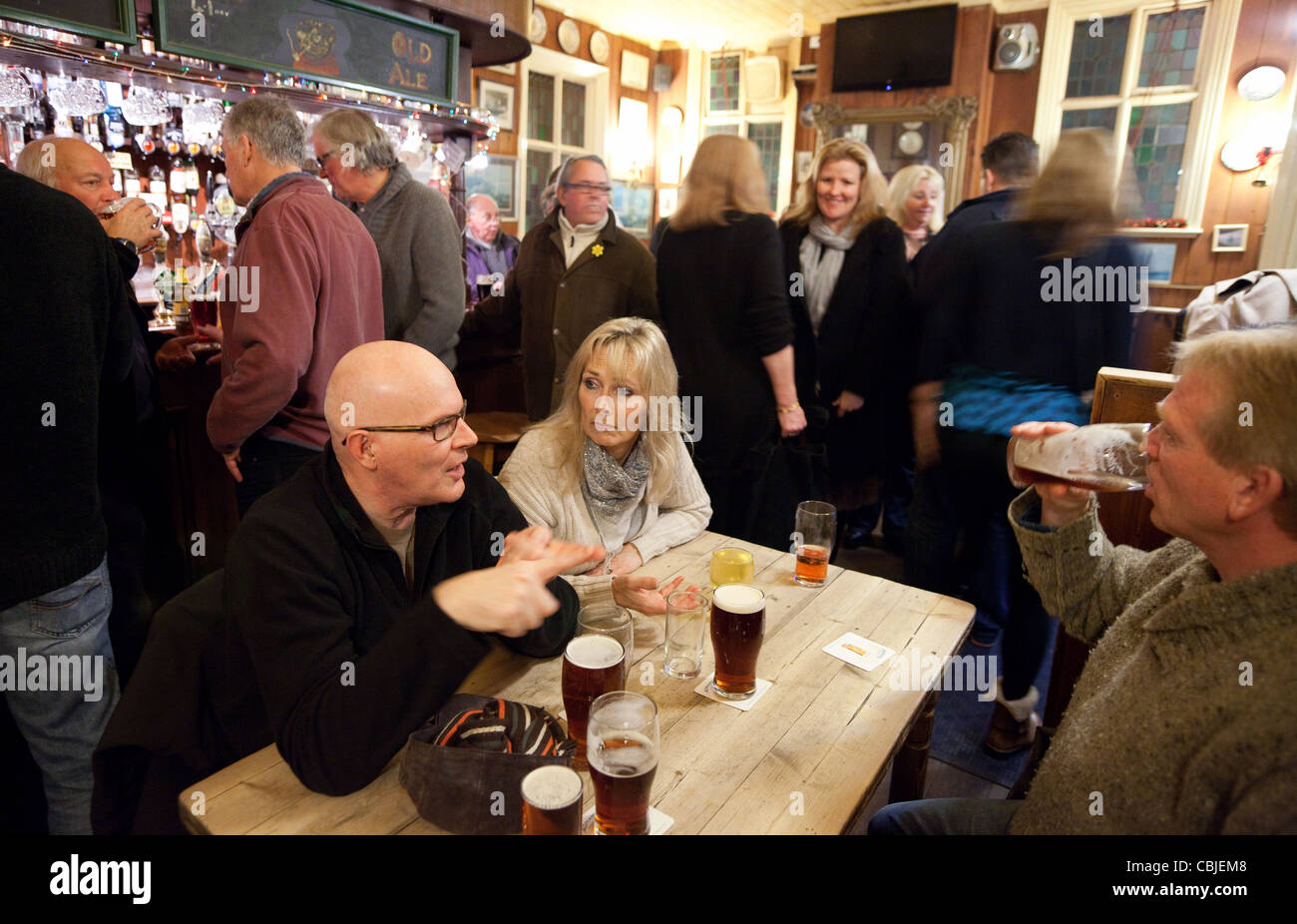 People in pub uk hi-res stock photography and images - Alamy