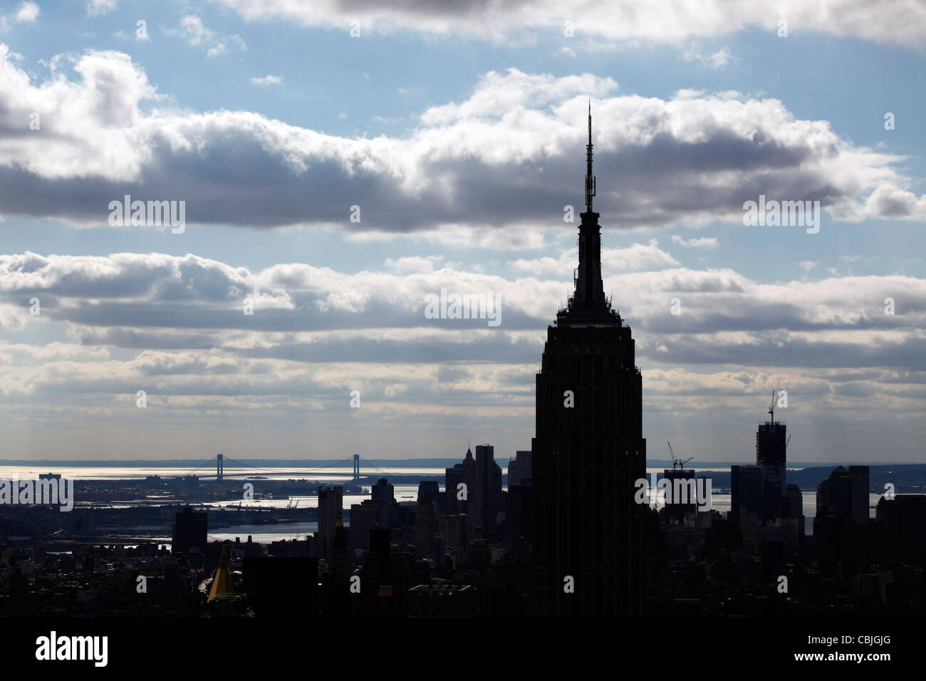 Silhouette of the Empire State Building and New York skyline Stock ...