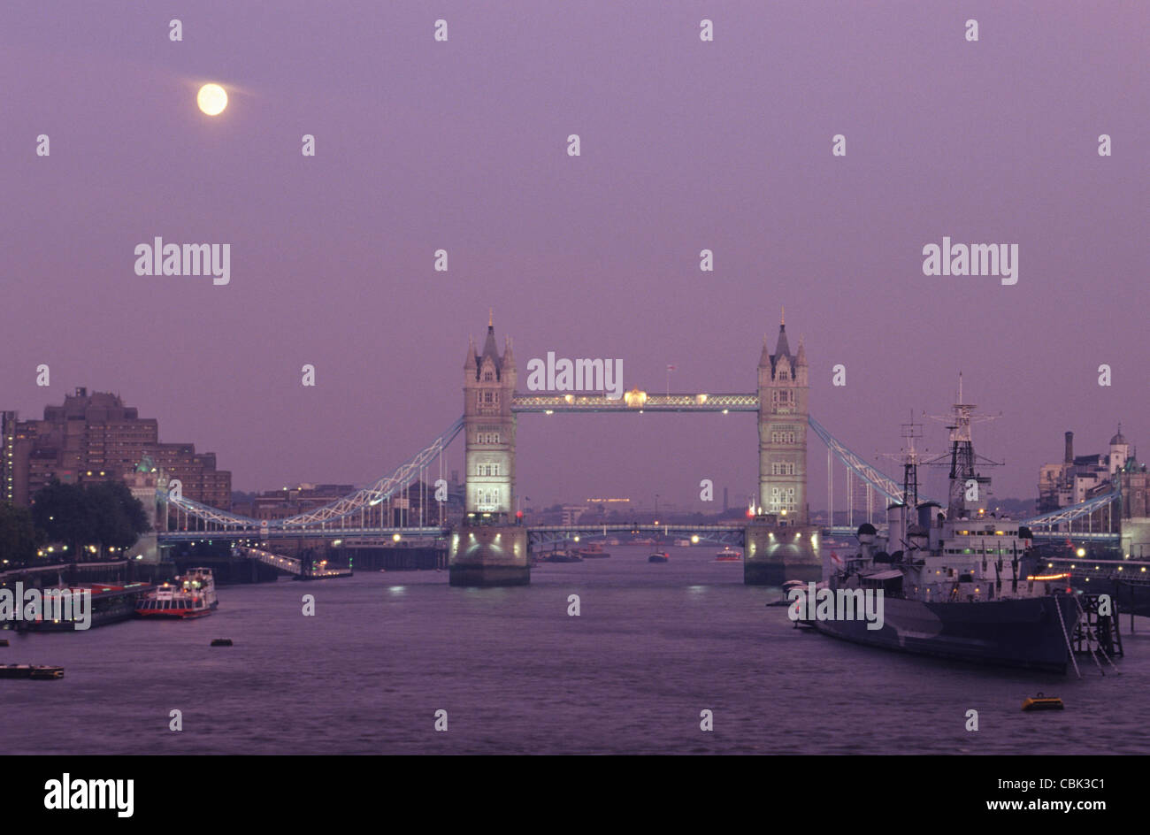 Moon set london hi-res stock photography and images - Alamy
