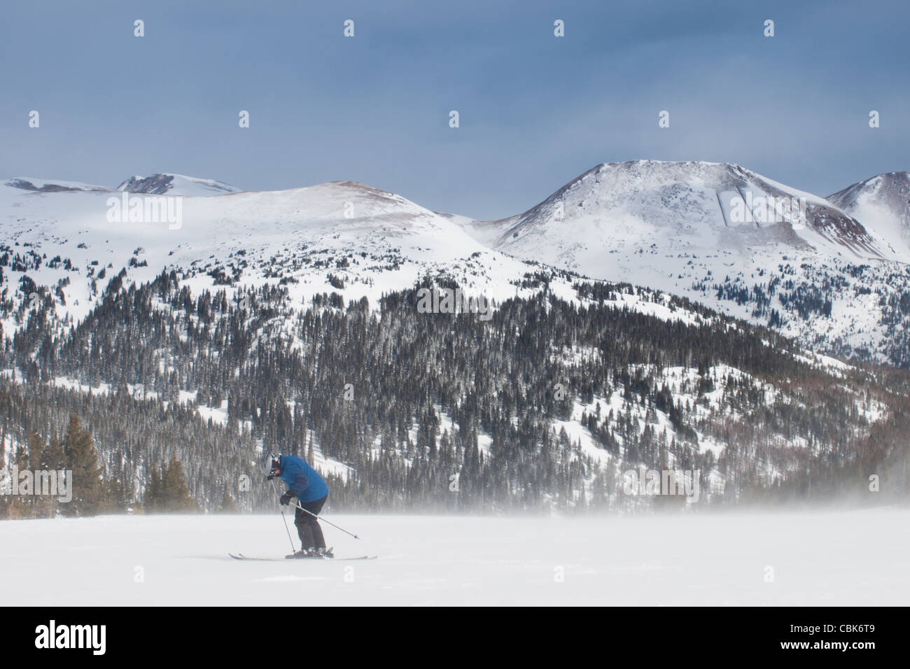 Single line skier hi-res stock photography and images - Alamy