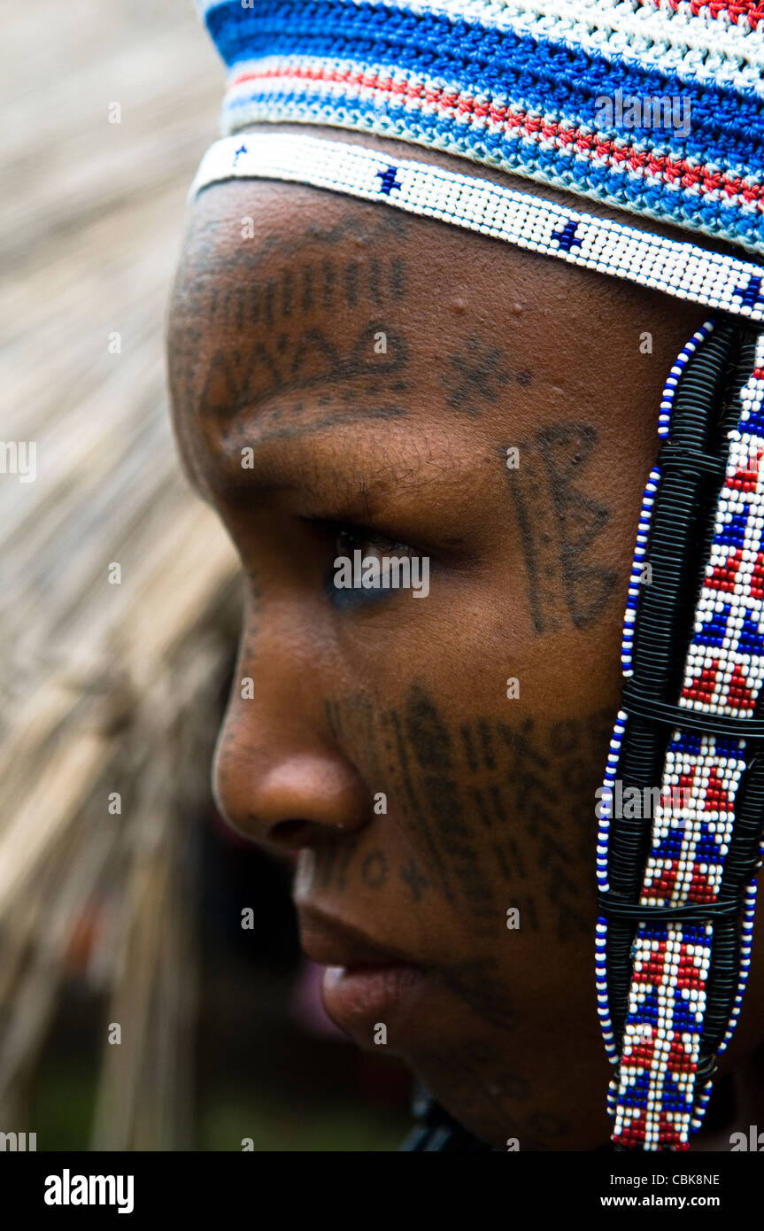 The Peul / Fula / Fulani women decorate their faces and bodies with ...