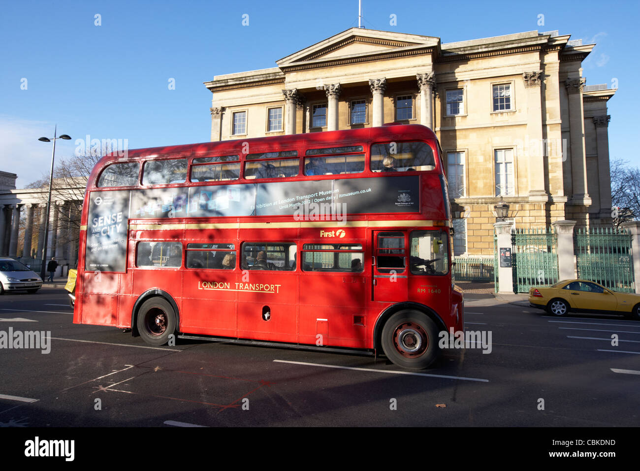 old routemaster red double deck bus in front of apsley house at hyde ...